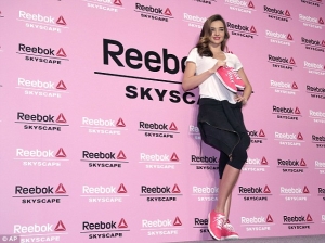 Miranda Kerr Goes Sporty Chic in Reebok Skyscape Runaround Walking Shoe ...
