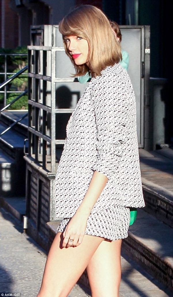 Taylor Swift Exposes Belly Button as She Poses in Her Undies for ...