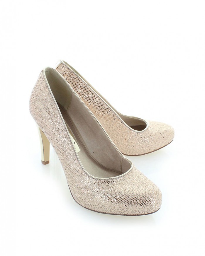 Melissa Reeves Goes Commando in Her Plunging White Dress - Shoes Post