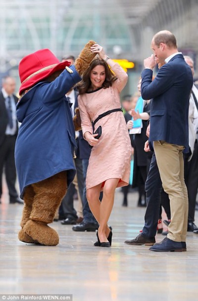 Kate Middleton like a beautiful Dancing Queen at Paddington station in ...